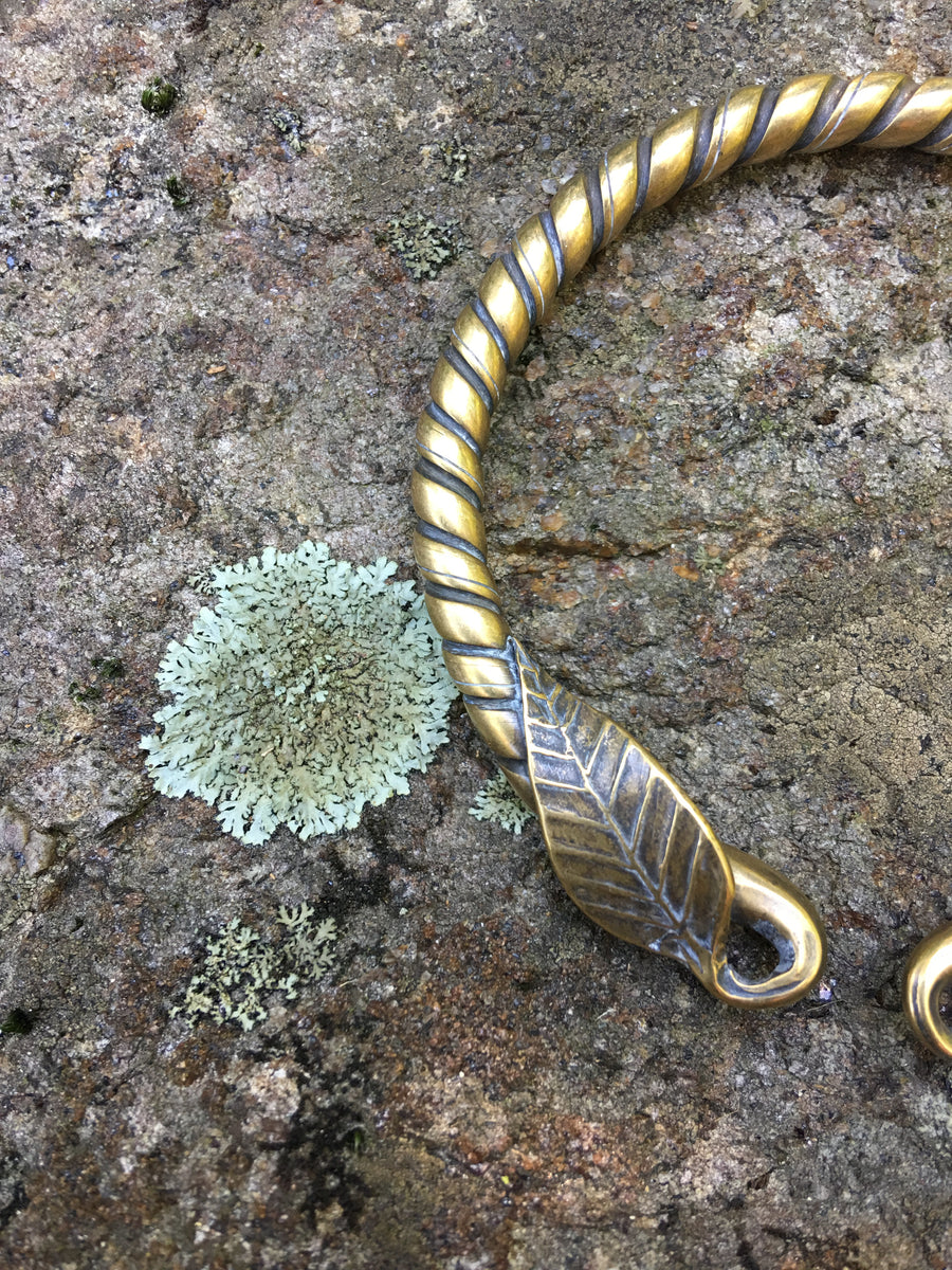 Hobbit Leaf Shawl Pin – tuatha.com